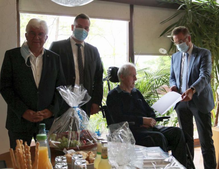 Dr. Fritz Teichner wird mit dem Ehrenbrief des Landes Hessen ...